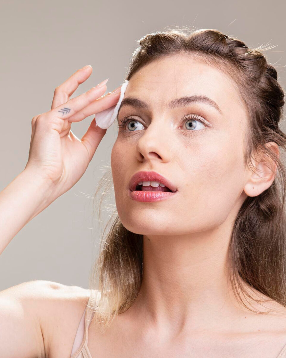 Ljeto bez akni na tijelu: Kako pravilno čistiti kožu sklonu izbijanjima — Estetica.hr